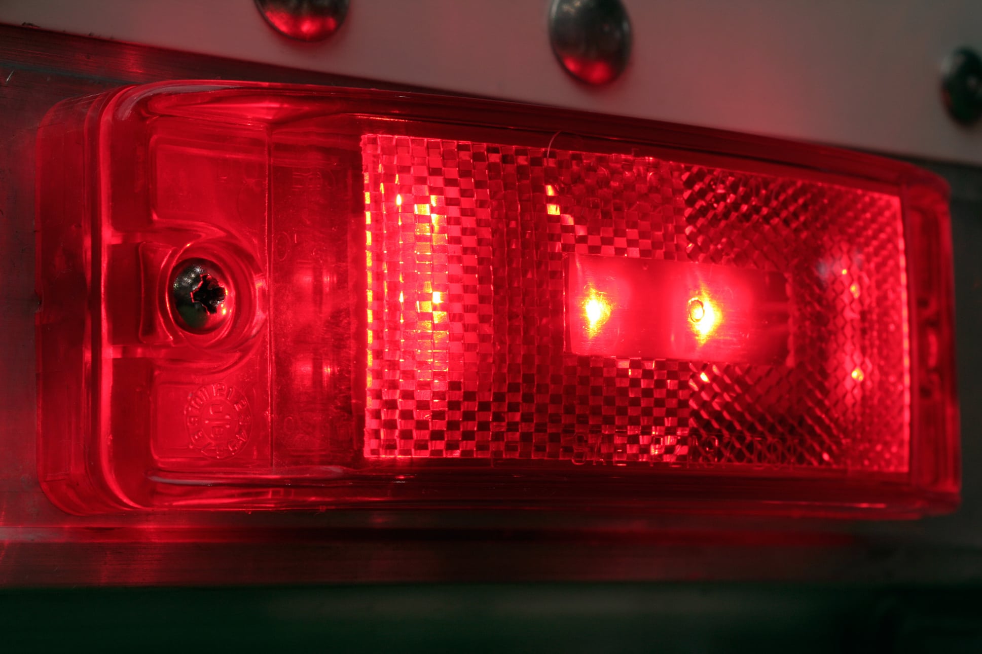 10 Things you need to know to Properly Use Lights When Towing - Weigh Safe